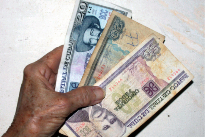 El salario mínimo en Cuba cae por debajo de los ocho dólares y la ...
